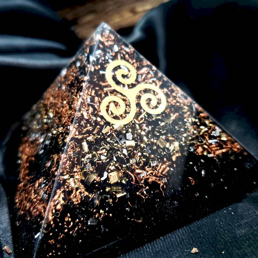 Orgonite Pyramide TRISKEL - symbole sacré - Orgonite 971